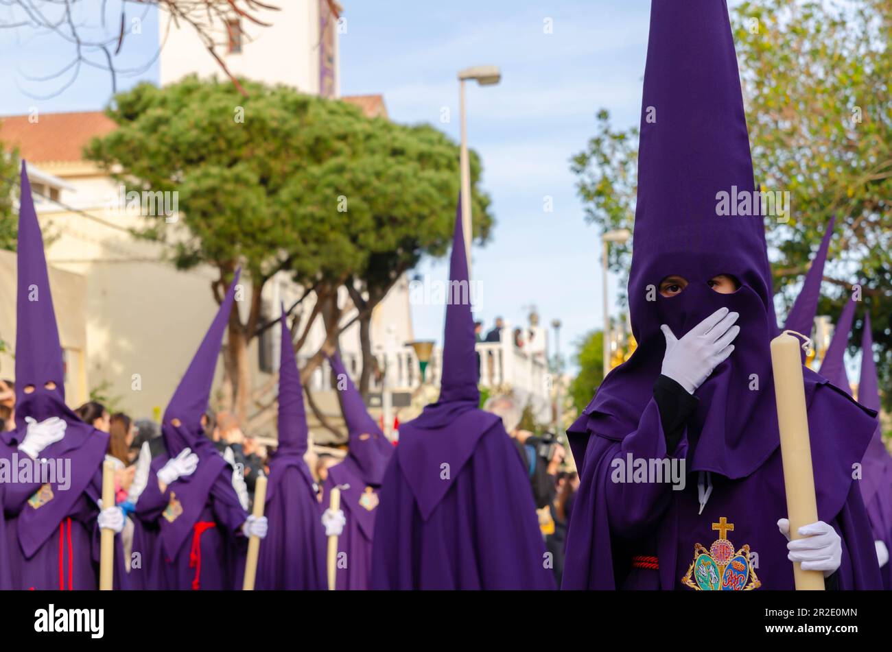ALMERIA, SPANIEN - 06. APRIL 2023 Prozession der Menschen in der ...