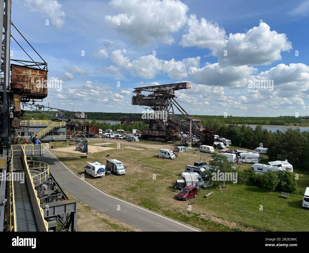 19. Mai 2023, Sachsen-Anhalt, Gräfenhainichen: Zahlreiche Wohnwagen und ...