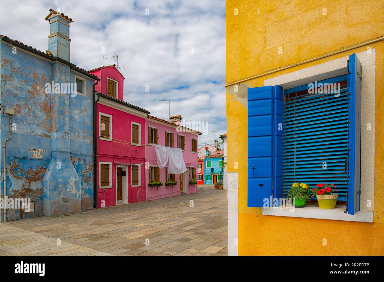 Burano ist eine kleine Insel in der Lagune von Venedig, berühmt für ihre Spitze und ihre bunten ...