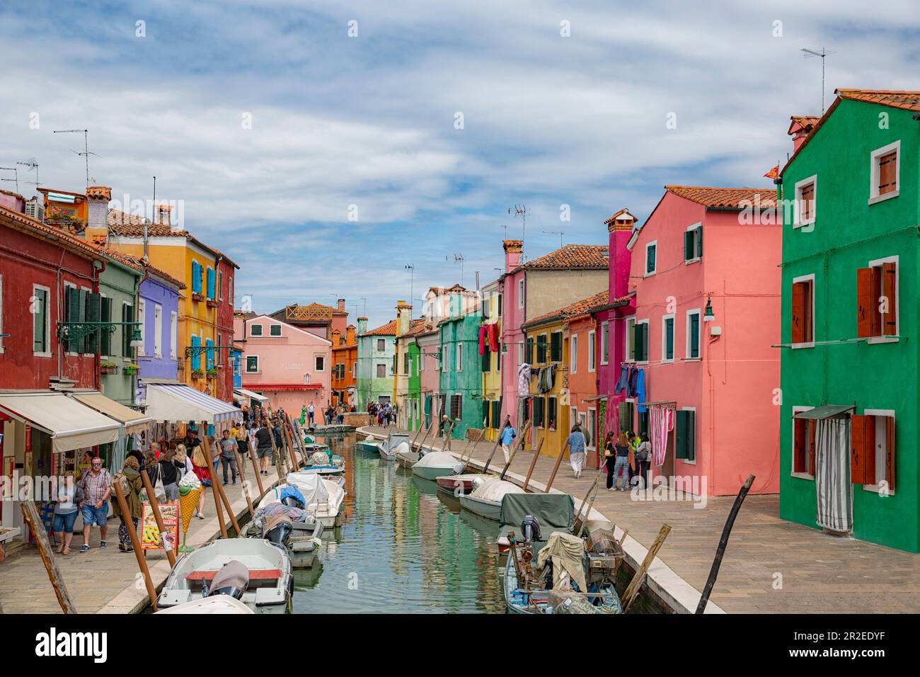 Burano ist eine kleine Insel in der Lagune von Venedig, berühmt für ...