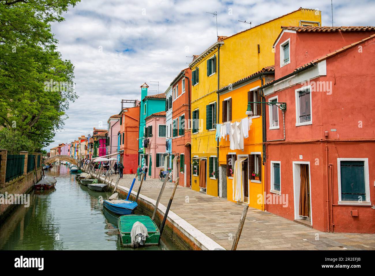 Burano ist eine kleine Insel in der Lagune von Venedig, berühmt für ihre Spitze und ihre bunten ...