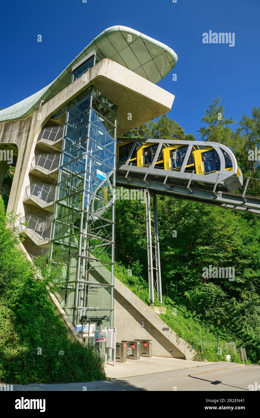 Die Hungerburgbahn kommt am Bahnhof Alpenzoo an, Architekt Zaha Hadid ...