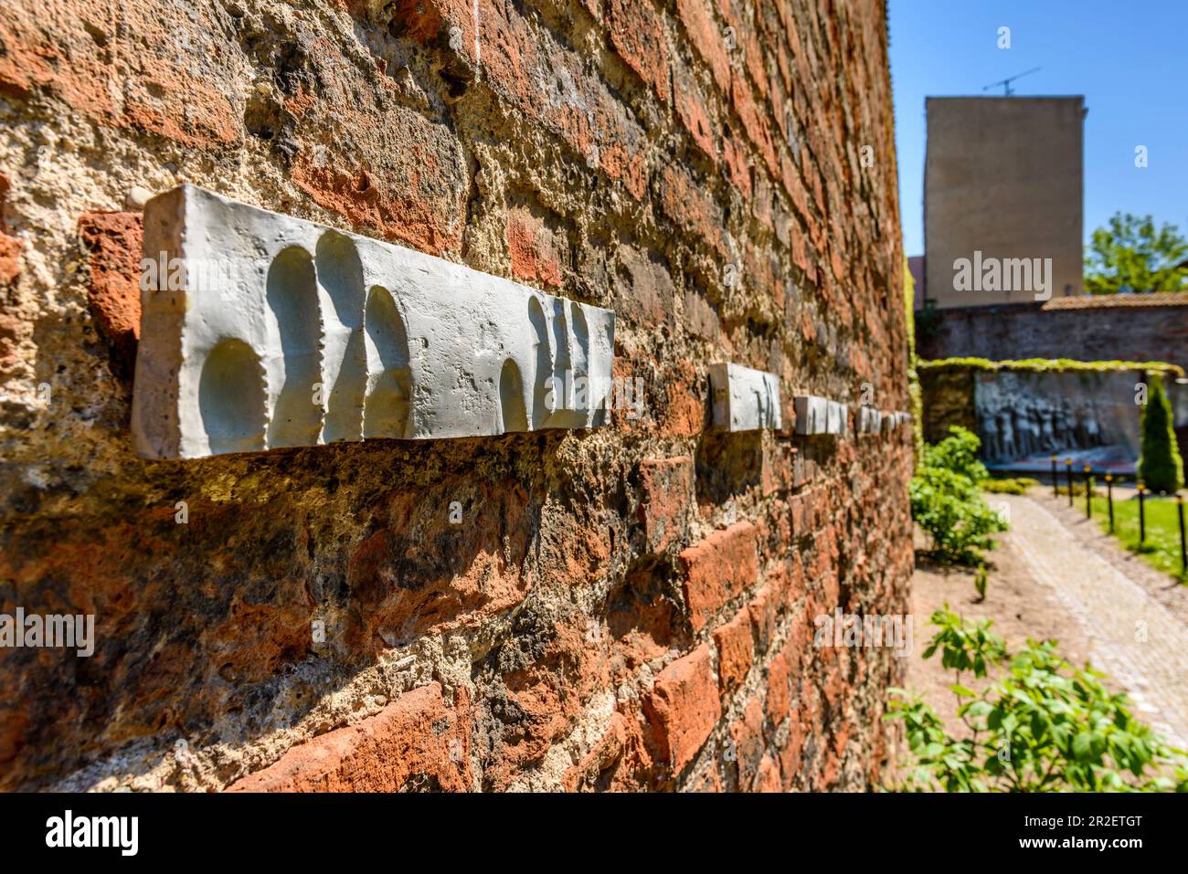 Platz der Verteidiger der polnischen Post. Mauer, unter der die ...