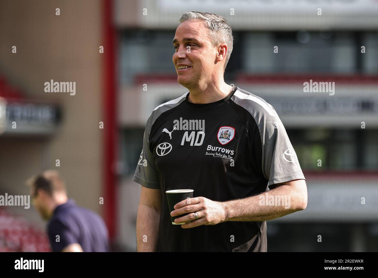 Michael Duff, Manager von Barnsley, geht hinaus, um den Pitch Head des ...