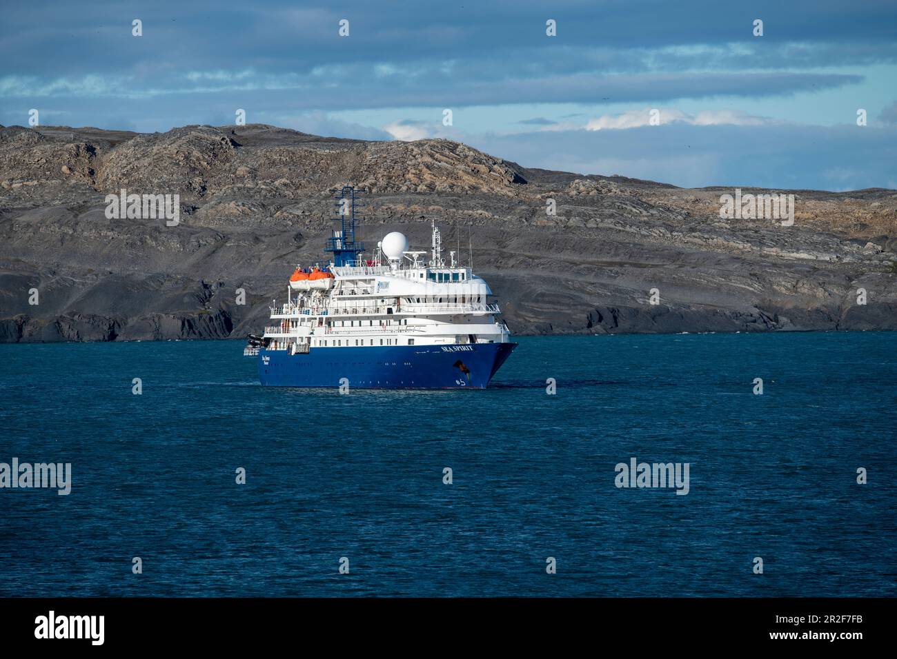 Das Expeditionsschiff Sea Spirit (Poseidon Expeditions) erwartet die ...