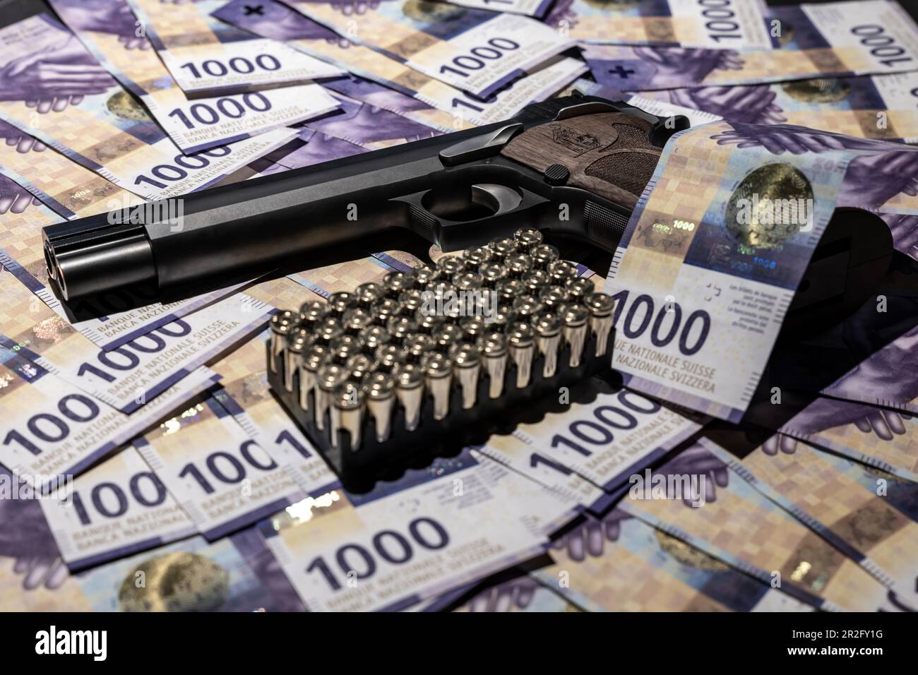 Elegante halbautomatische 9mm-Pistole mit Schweizer Helvetia-Symbol auf ...