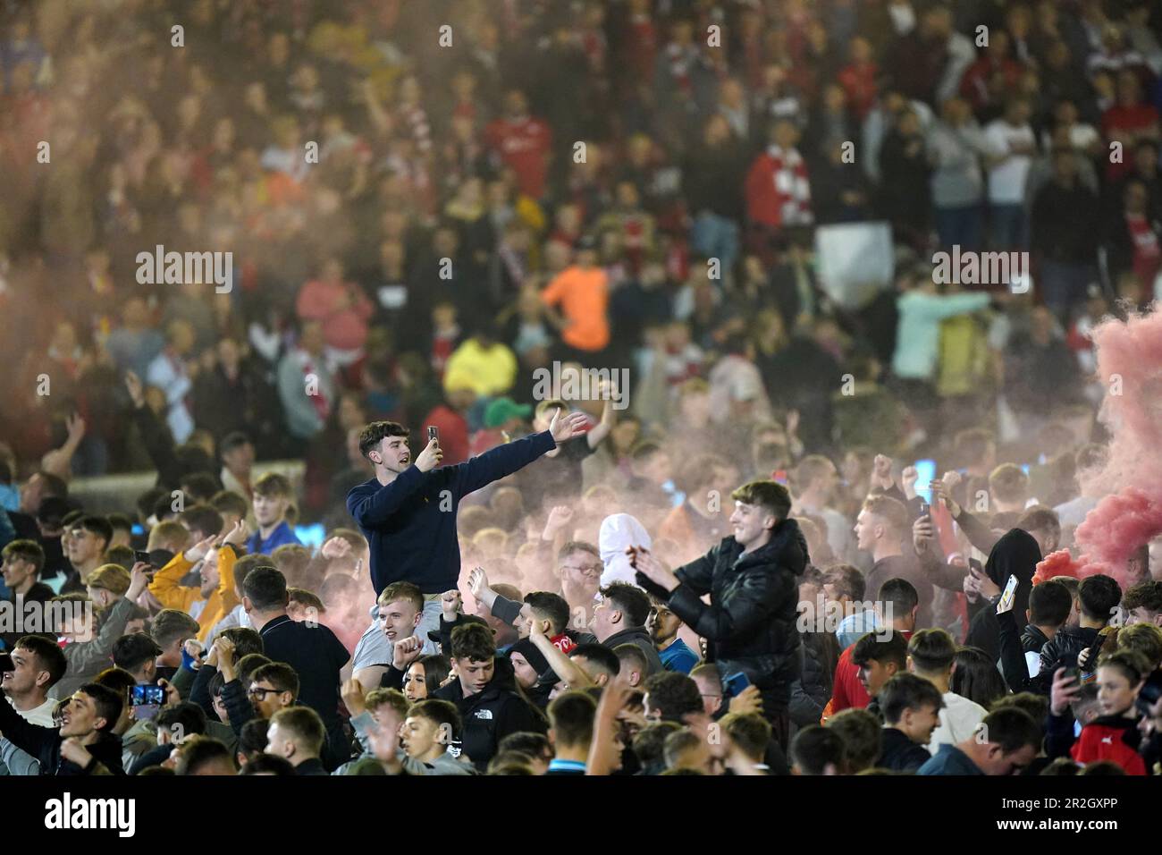 Barnsley-Fans feiern auf dem Spielfeld, während ihr Team nach dem ...