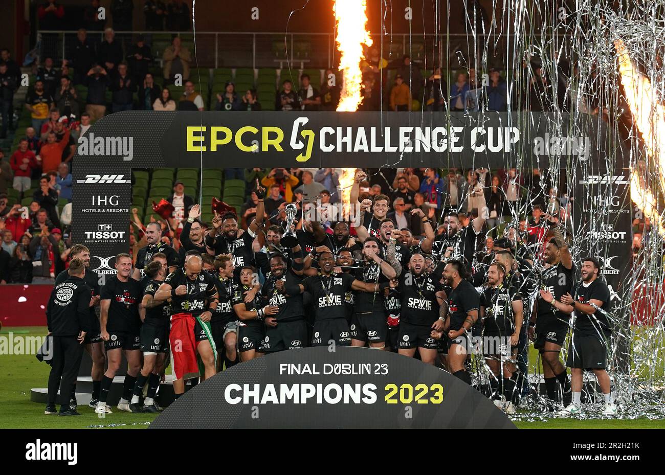 Toulon-Spieler feiern mit der Trophäe, nachdem sie das ECPR Challenge ...