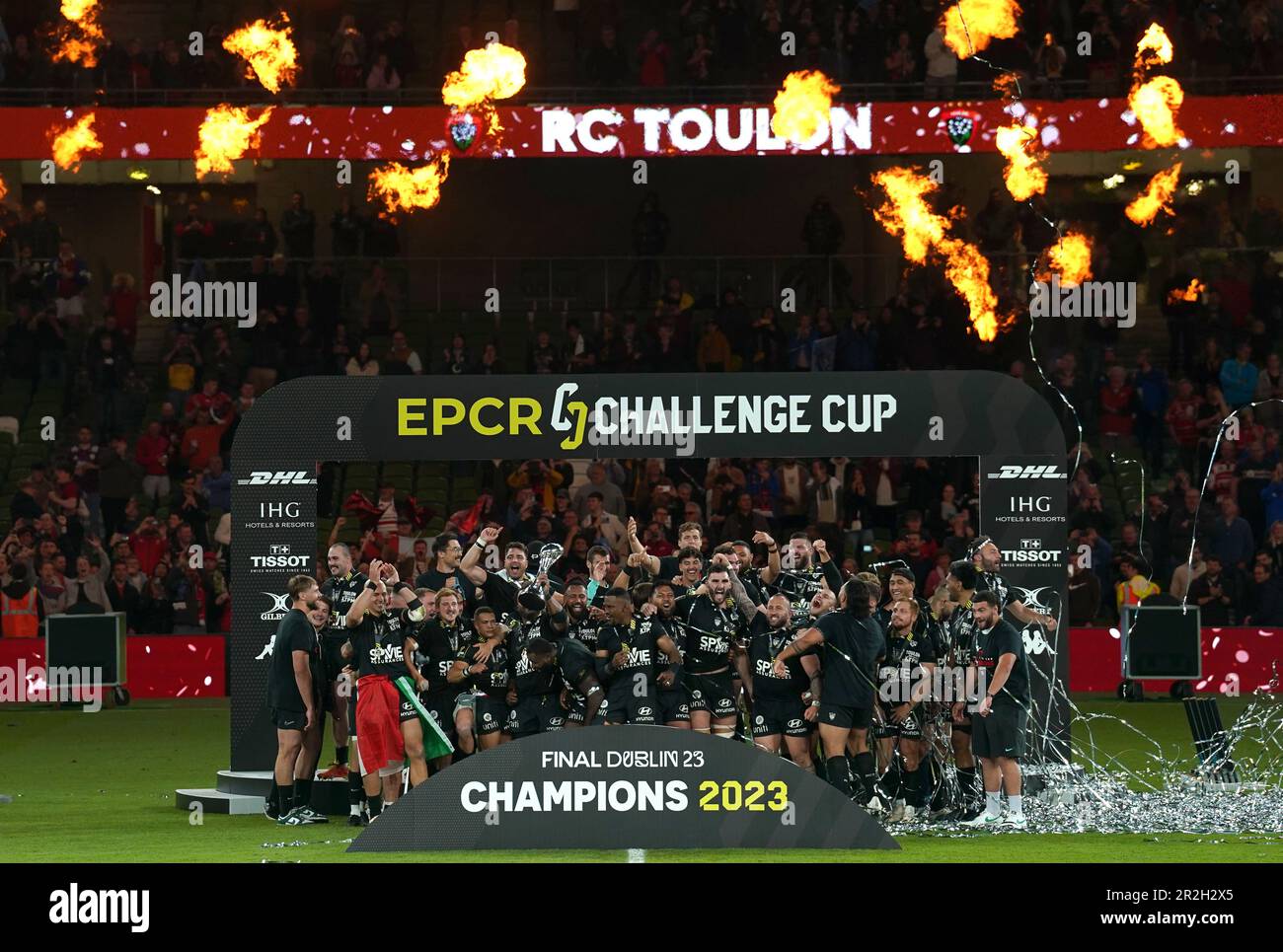 Toulon-Spieler feiern mit der Trophäe, nachdem sie das ECPR Challenge ...