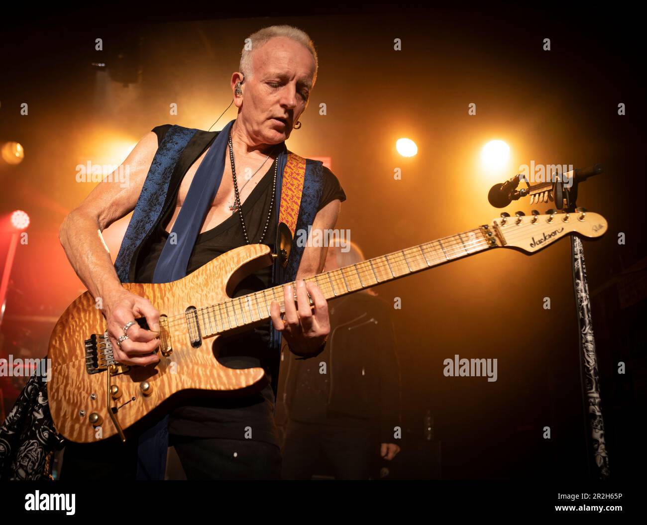 Der Gitarrist Phil Collen tritt mit Def Leppard auf der Bühne auf ...