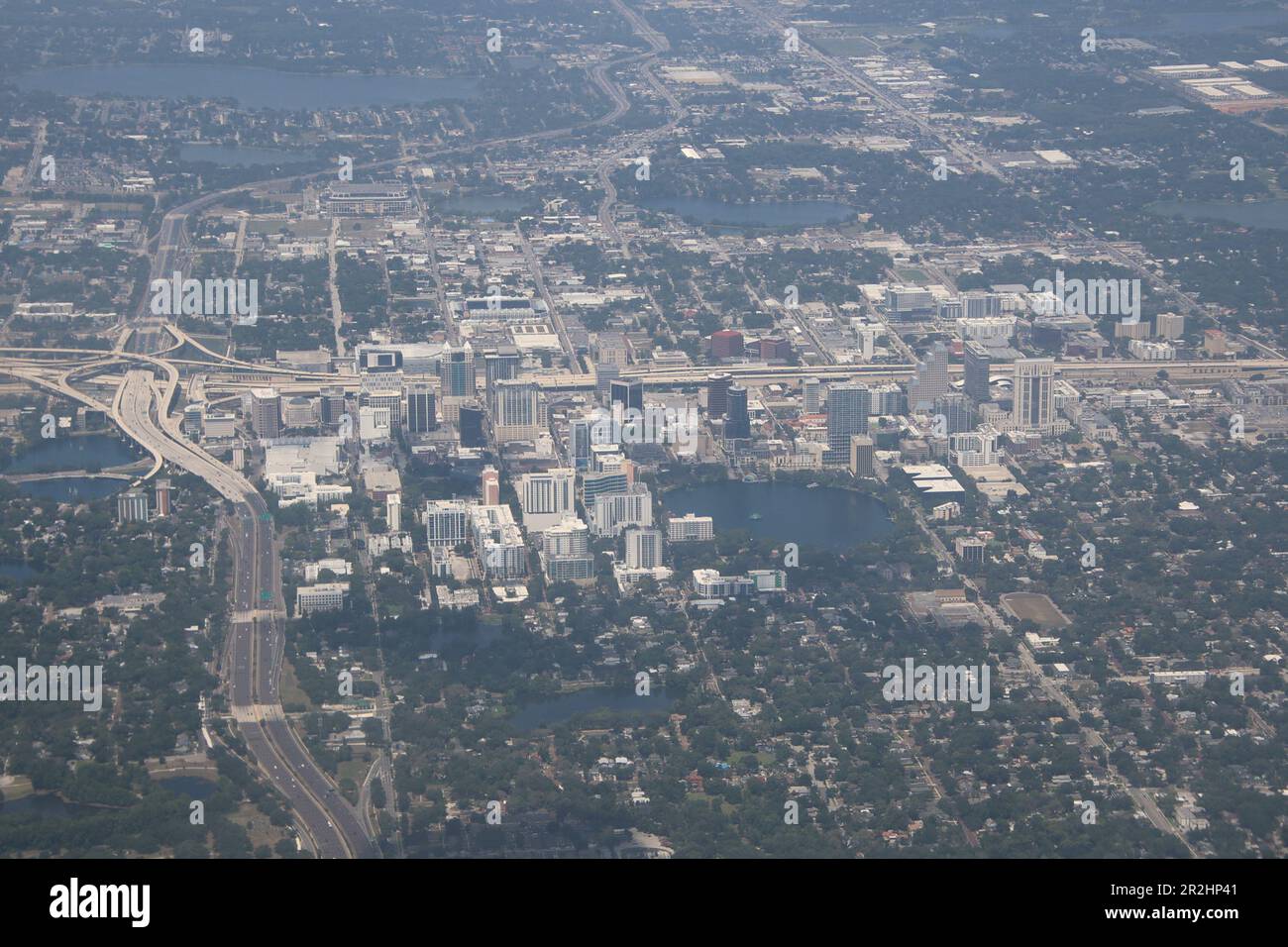 Orlando, Florida, ist ein geschäftiges Stadtbild, umgeben von üppigem ...