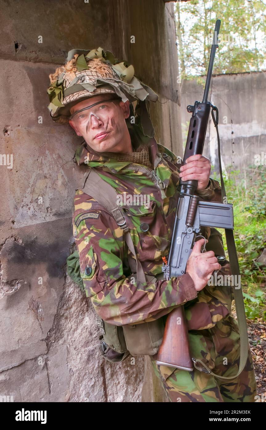 1970 britischer Soldat in Tarnanzug und Stahlhelm mit SLR (Self Loading ...