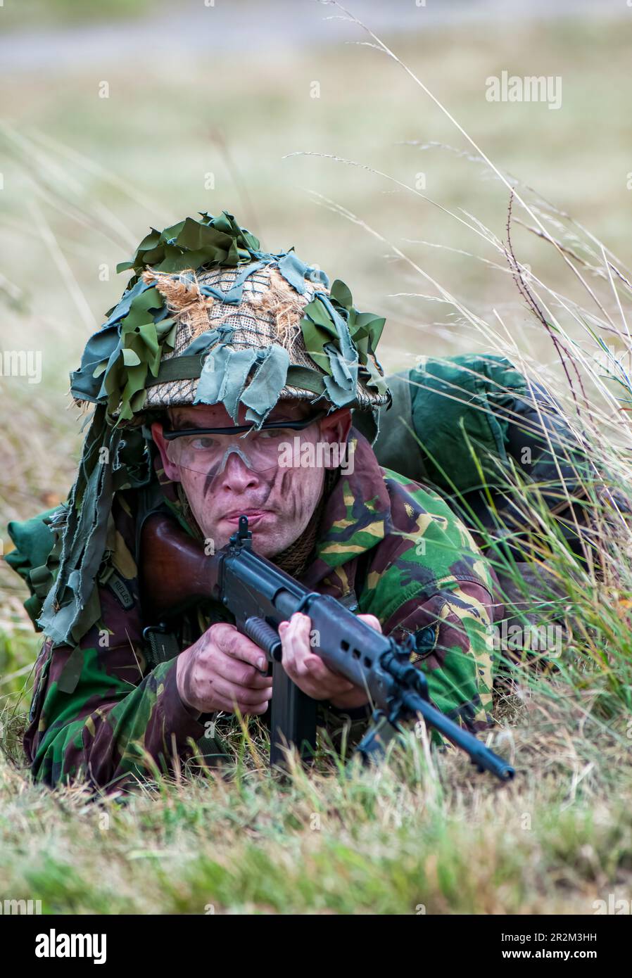 1970 britischer Soldat in Tarnanzug und Stahlhelm mit SLR (Self Loading ...