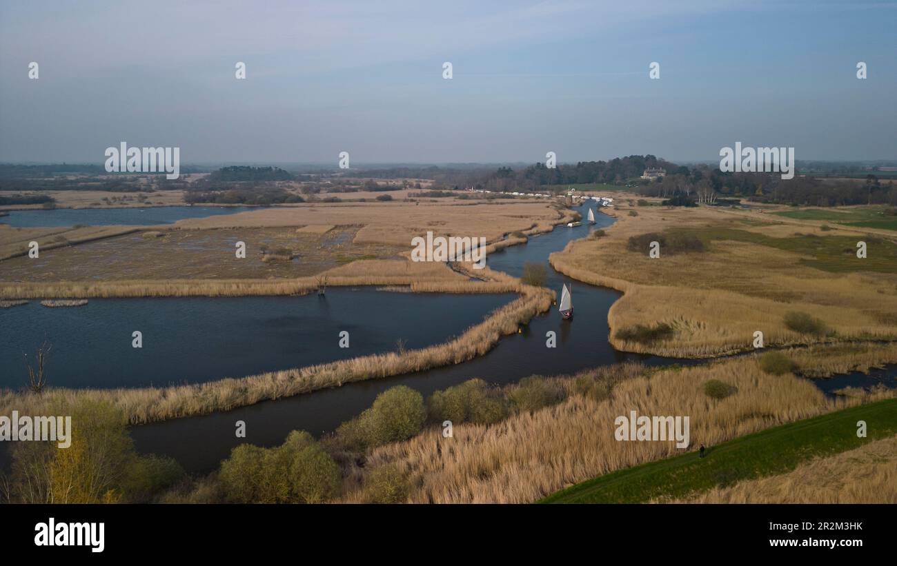 Luftaufnahme des Flusses Ant mit umliegendem Marschland, Ackerland und ...