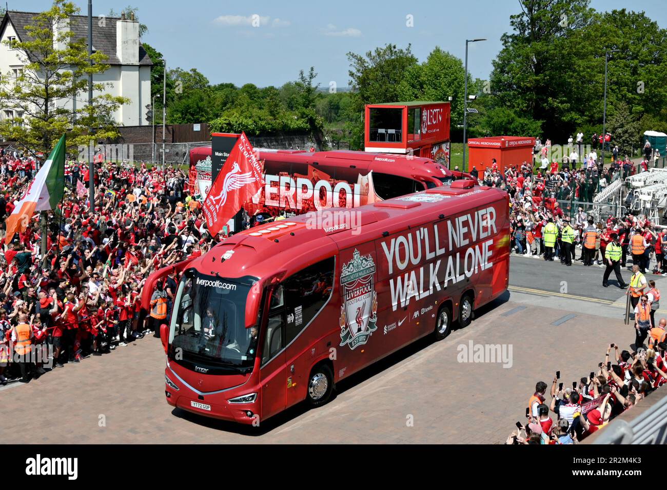Liverpool football team bus arrives -Fotos und -Bildmaterial in hoher ...