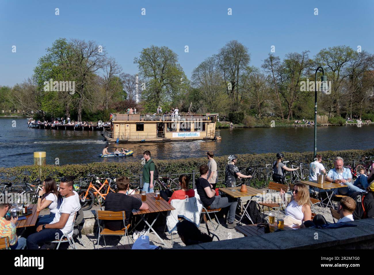 Biergarten Zenner im Treptwoer Park, Berlin, Frühling, Hauptstadtfloss ...