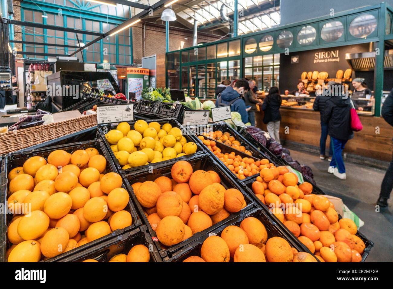 Innenaufnahme Markthalle Neun, Obst und Gemüsestand, Eisenbahnstraße ...