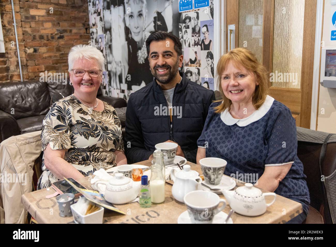 Erster Minister von Schottland Humza Yousaf trifft im Hepburn Cafe in ...