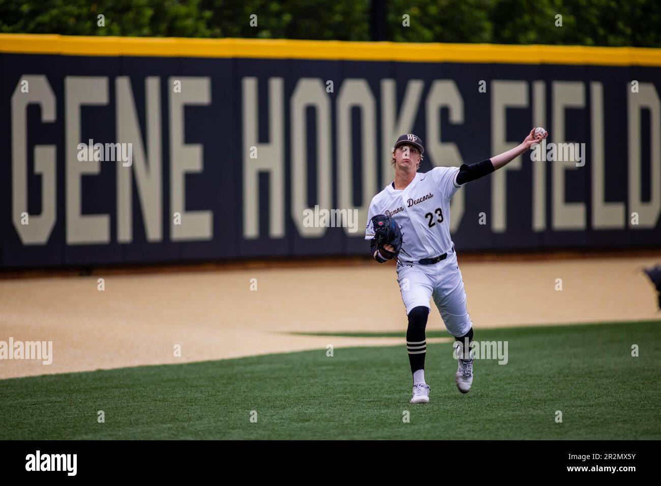 19. Mai 2023: Wake Forest Demon Deacons Pitcher Josh Hartle (23) wärmt ...