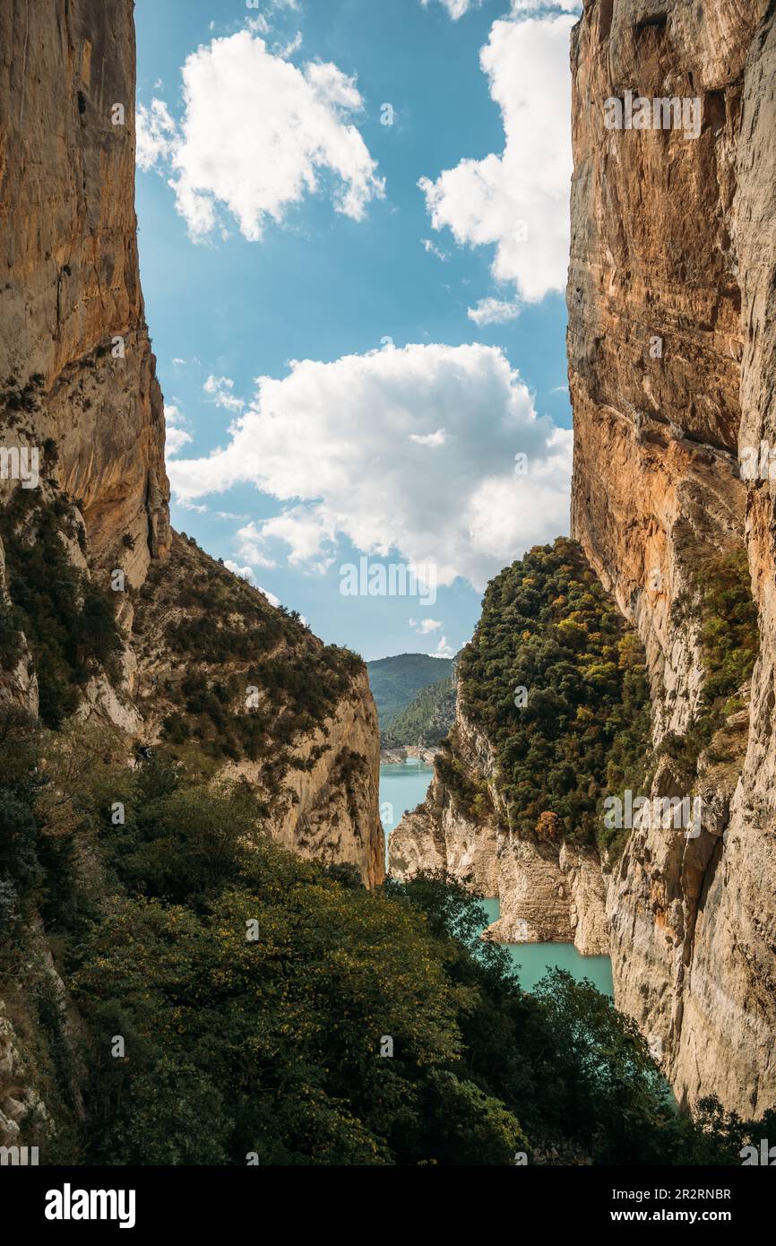 Blauer Himmel mit Wolken zwischen engen felsigen Klippen. Fluss in der ...