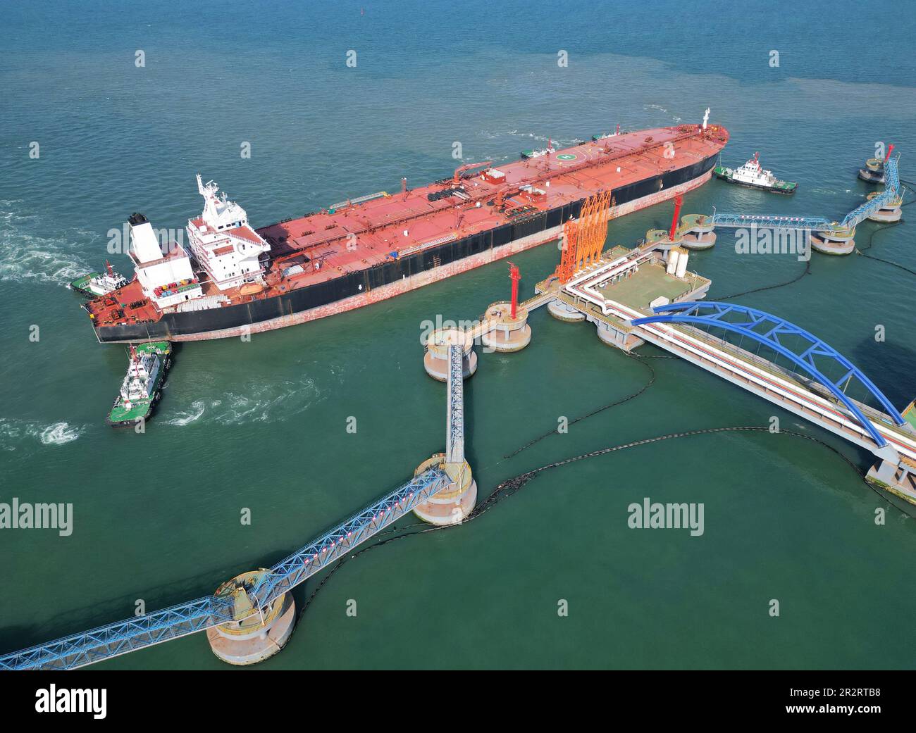 YANTAI, CHINA - 19. MAI 2023 - Ein sehr großer Öltanker, unterstützt ...