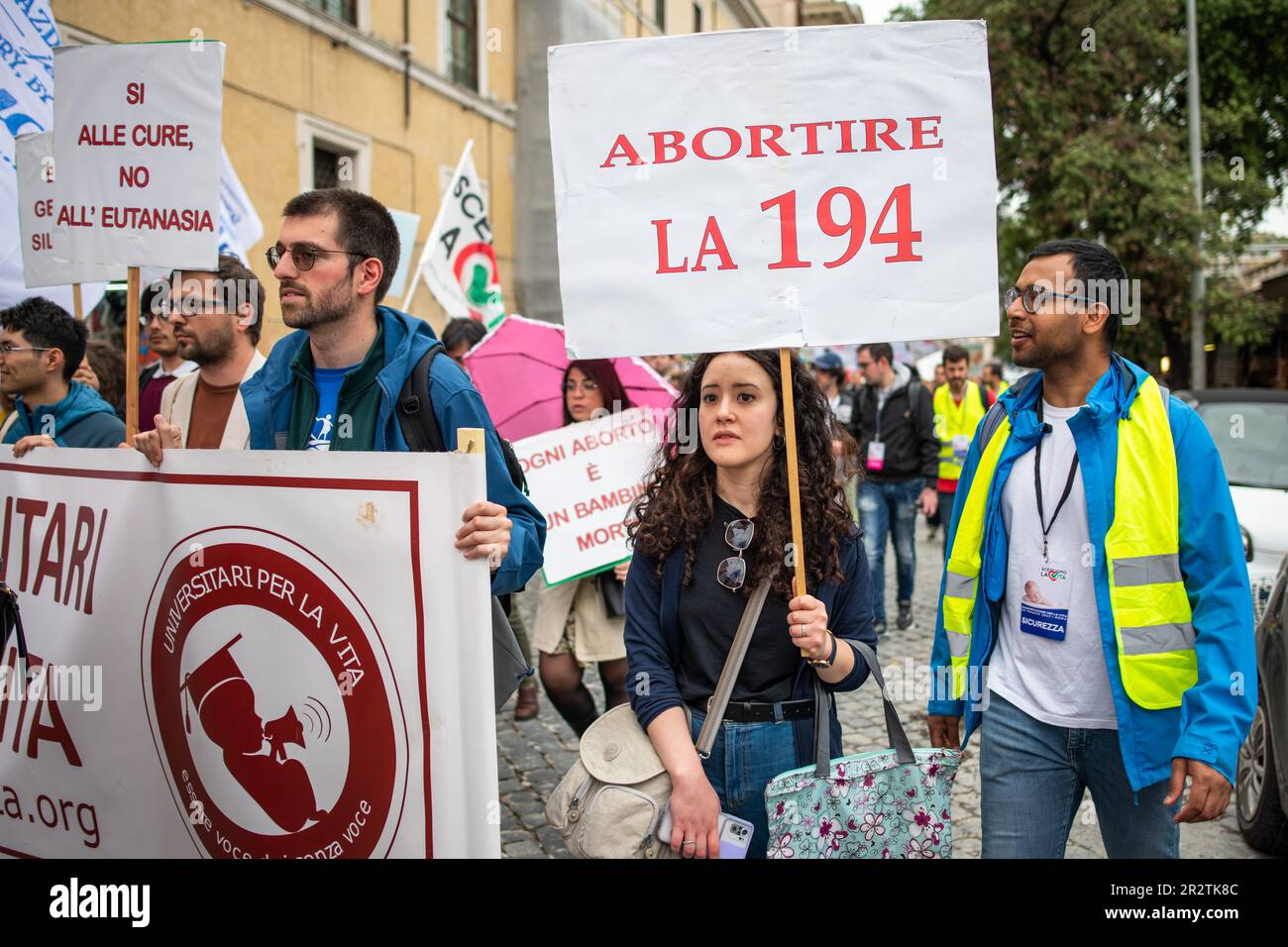 Eine junge Frau hat ein Plakat mit der Aufschrift "abortire la 194", das auf das Gesetz verweist ...