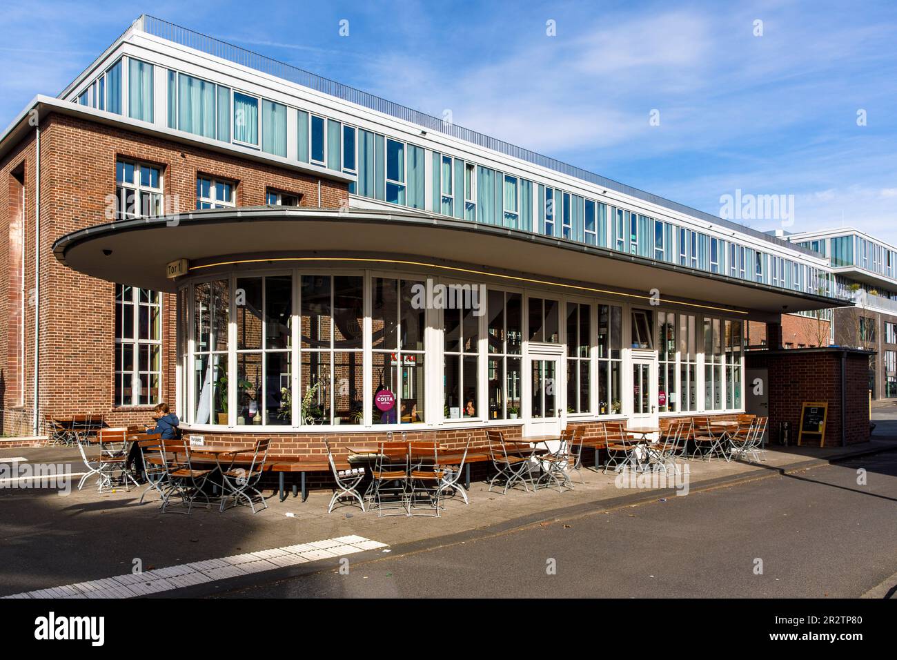 Das Bistro Tor 1 im alten Pförtnerhaus der ehemaligen Gummifabrik Clouth im Stadtteil Nippes ...