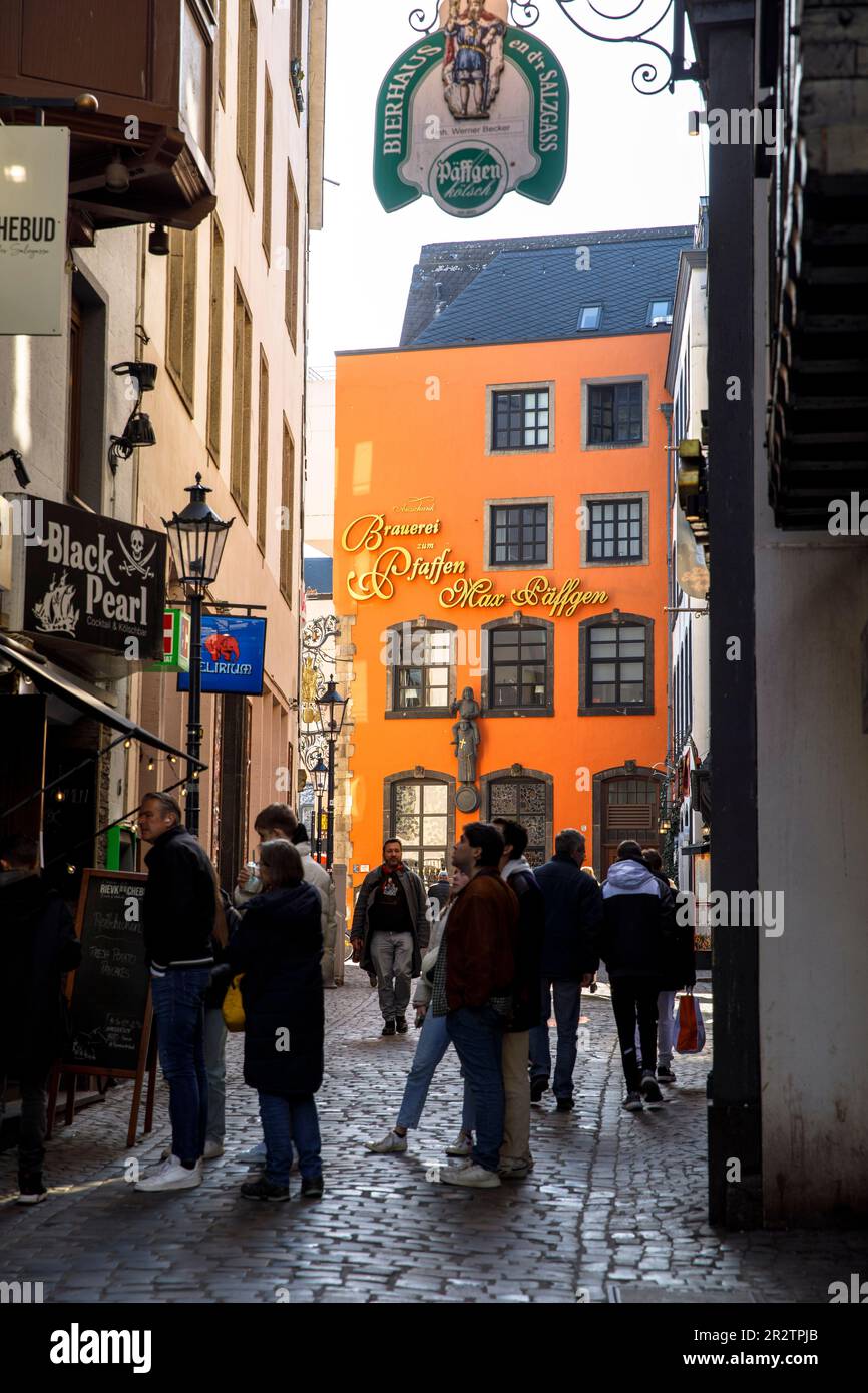 Die Salzgasse im historischen Teil der Stadt, Blick auf die Brauerei ...