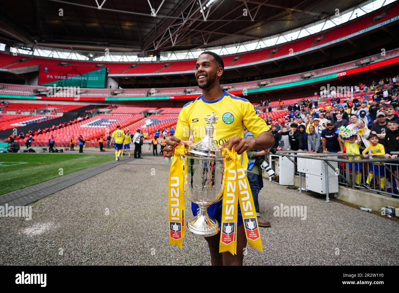 Ascot United's Keaton August feiert nach dem Finale der Isuzu FA Vase im Wembley Stadium, London ...