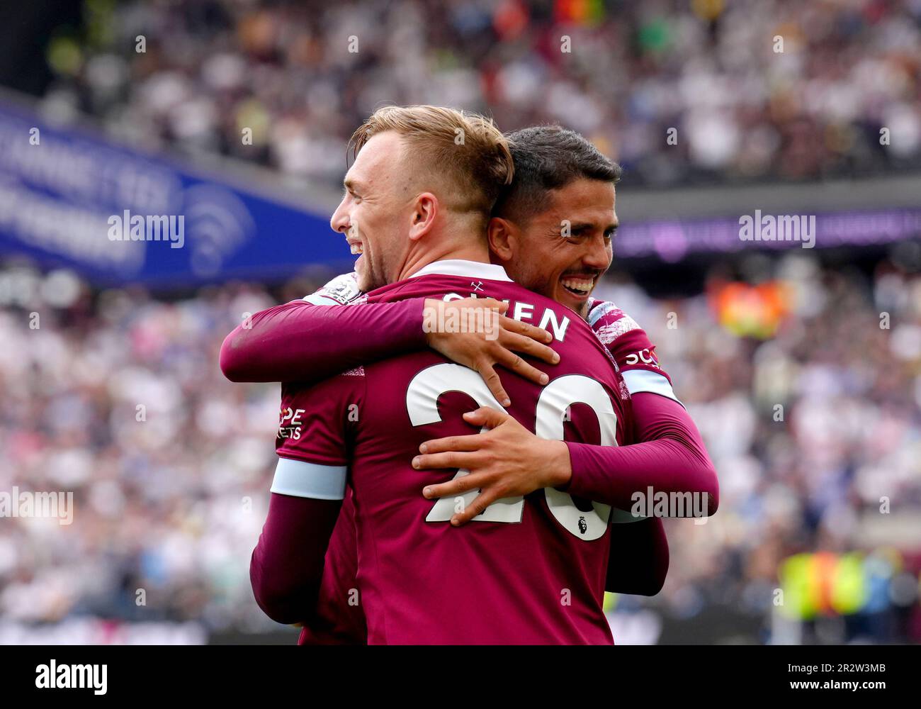 Jarrod Bowen von West Ham United feiert mit dem Teamkollegen Pablo ...
