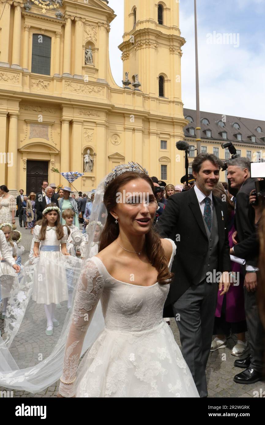 MÜnchen Deutschland 20 Mai 2023 Braut Und Bräutigam Verlassen Die Hochzeitskirche Und