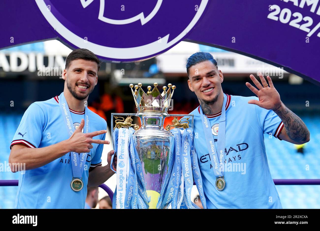 Manchester City Torwart Ederson (rechts) und Ruben Dias posieren für ... Manchester City Torwart Ederson (rechts) und Ruben Dias posieren für ...