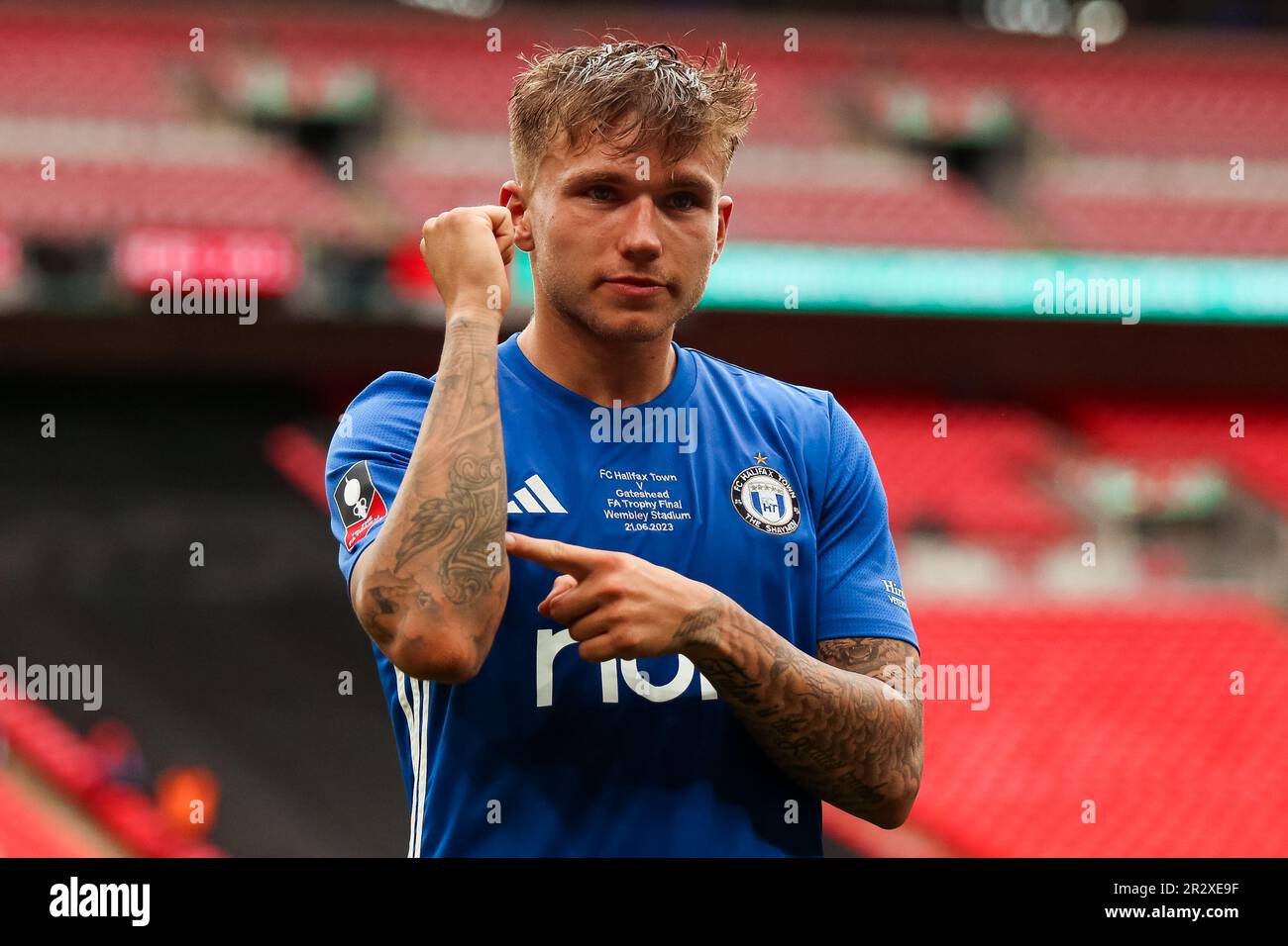 Jamie Cooke von Halifax Town zeigt nach dem Finale der Isuzu FA-Trophäe ...