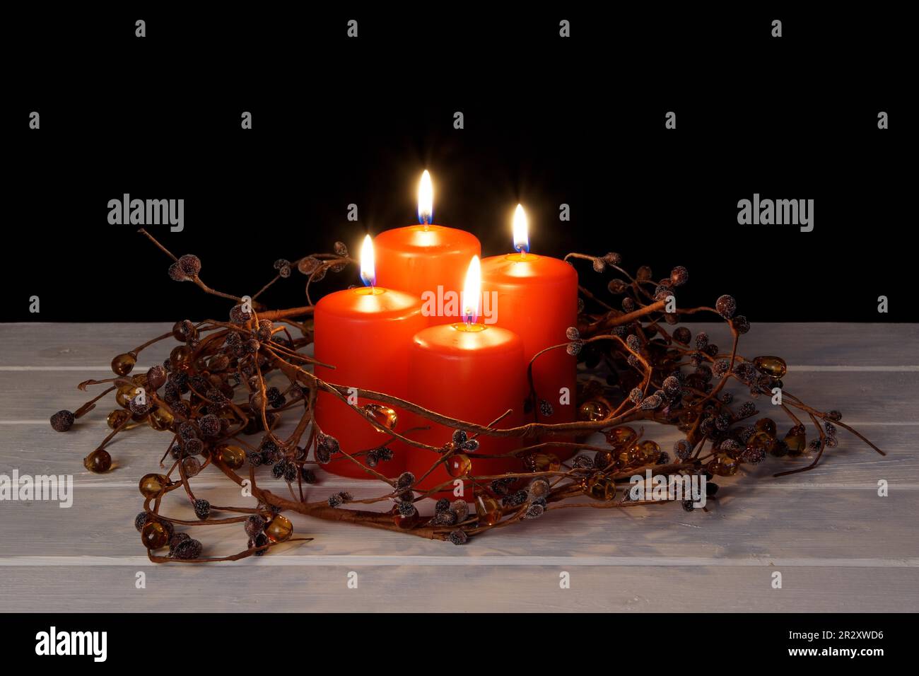 4 christmas candles -Fotos und -Bildmaterial in hoher Auflösung – Alamy