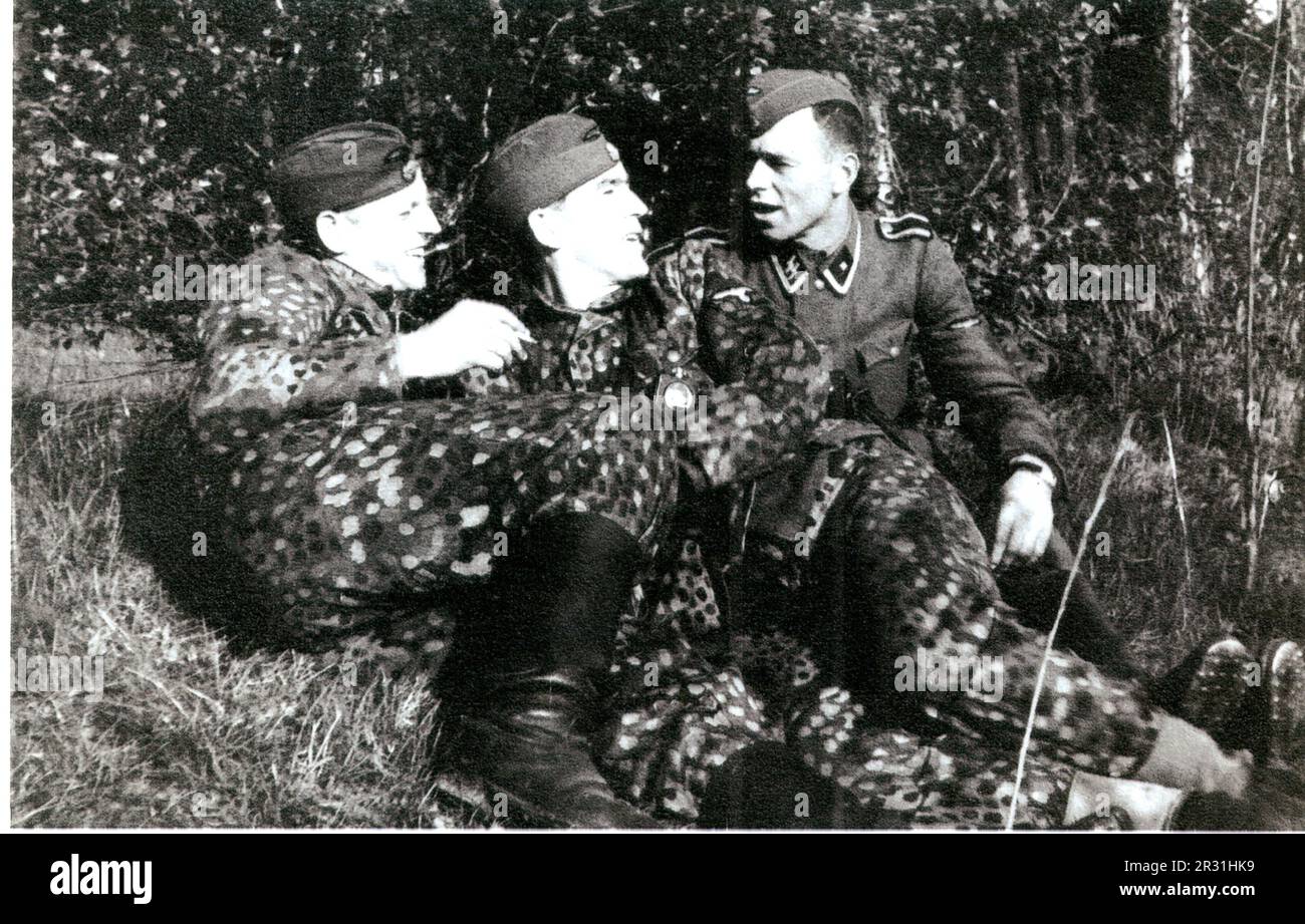 Camouflage uniforms -Fotos und -Bildmaterial in hoher Auflösung – Alamy