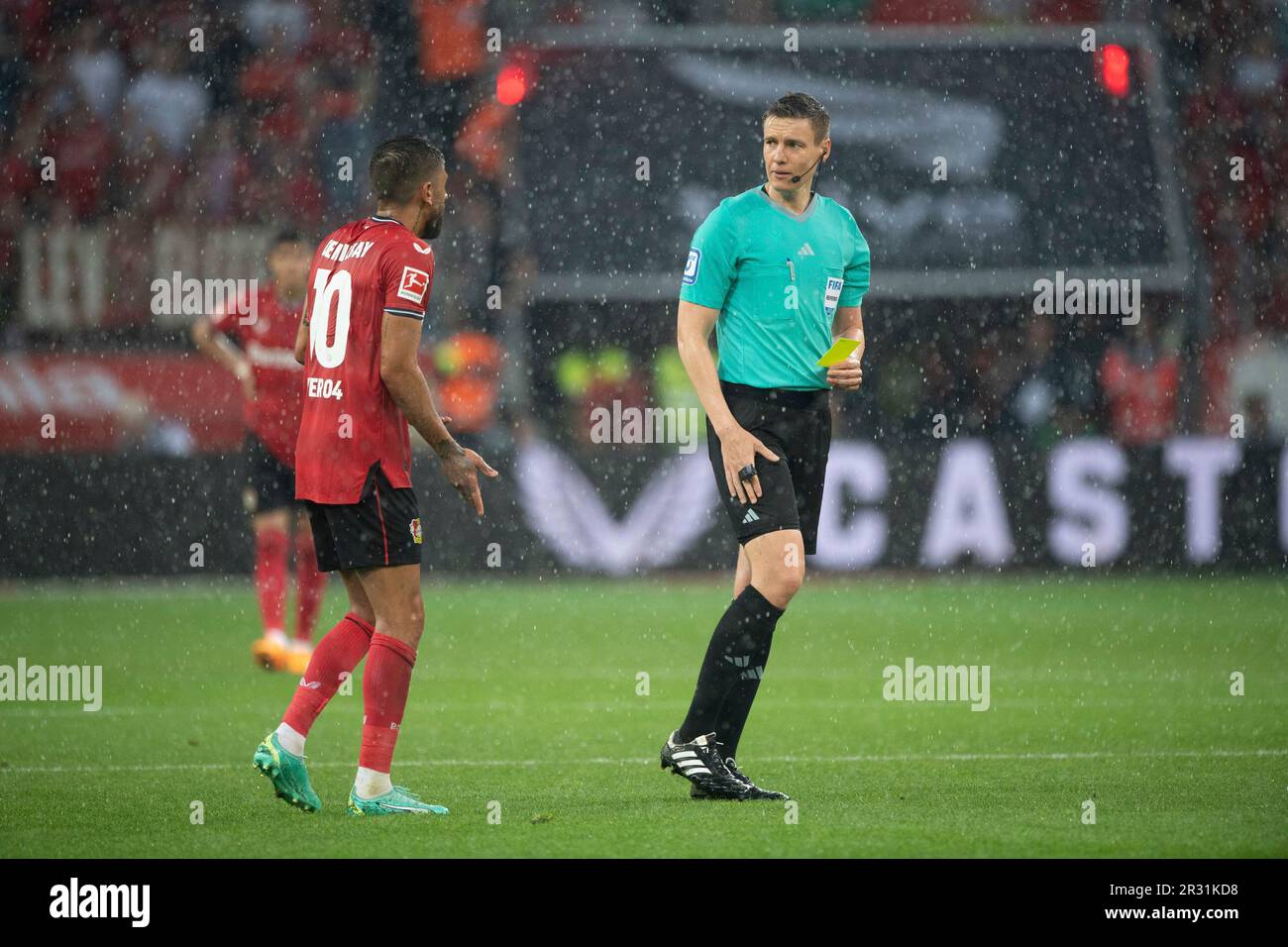 Verwarnung zeigt die gelbe karte zur ersten liga -Fotos und -Bildmaterial in hoher Auflösung – Alamy