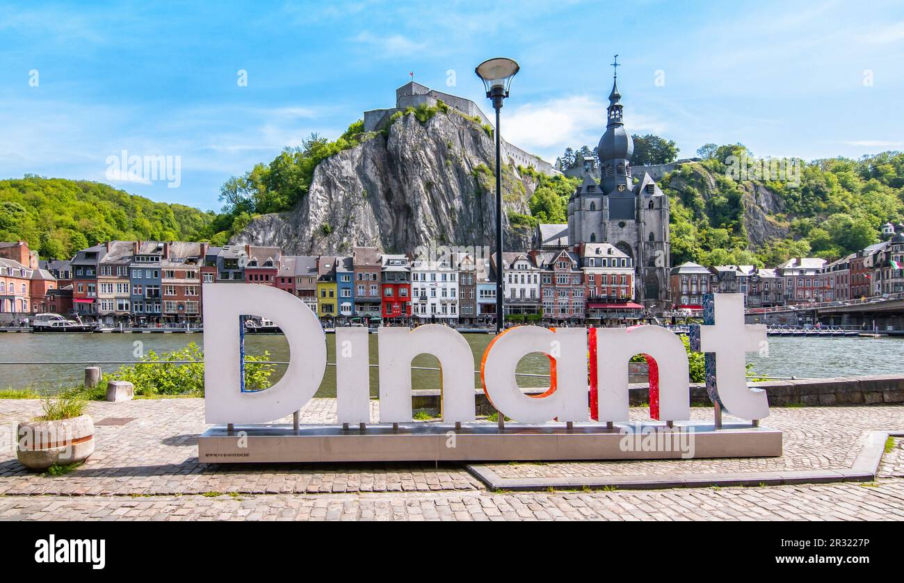 DINANT, BELGIEN - 18. Mai 2023: Stadtzentrum von Dinant mit großem Wortzeichen entlang der Maas ...