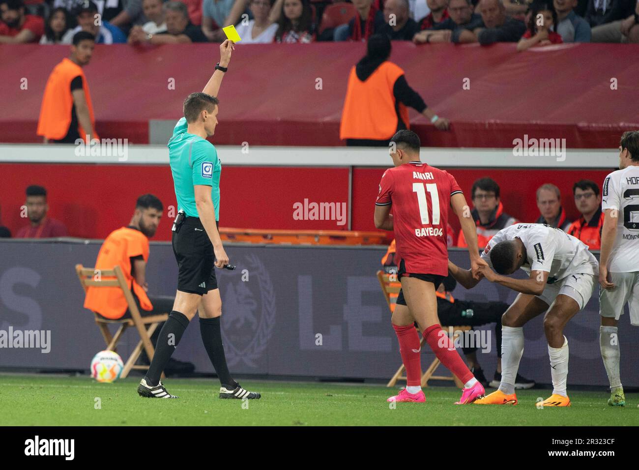 Schiedsrichter Daniel SIEBERT zeigt Nadiem AMIRI (LEV) die gelbe Karte, Warnung Soccer 1 ...