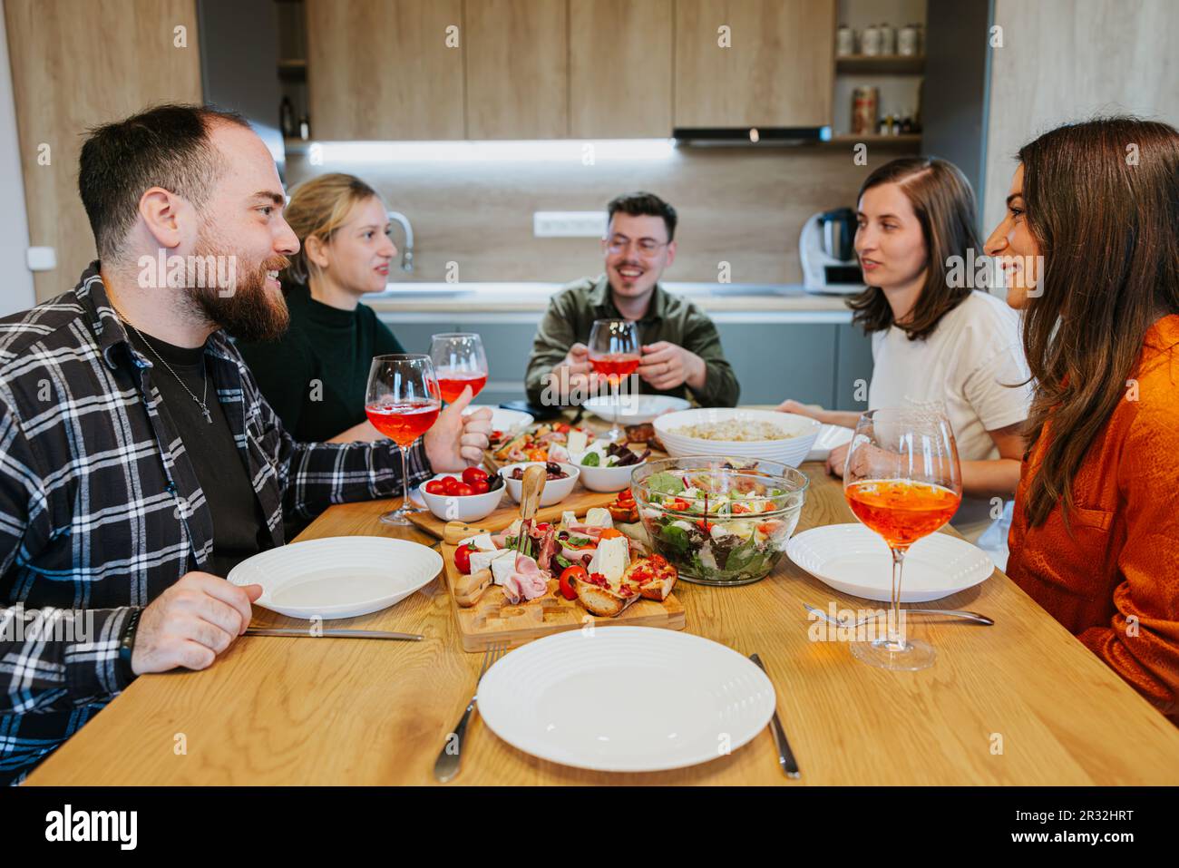 Gemeinsames essen und lachen -Fotos und -Bildmaterial in hoher ...