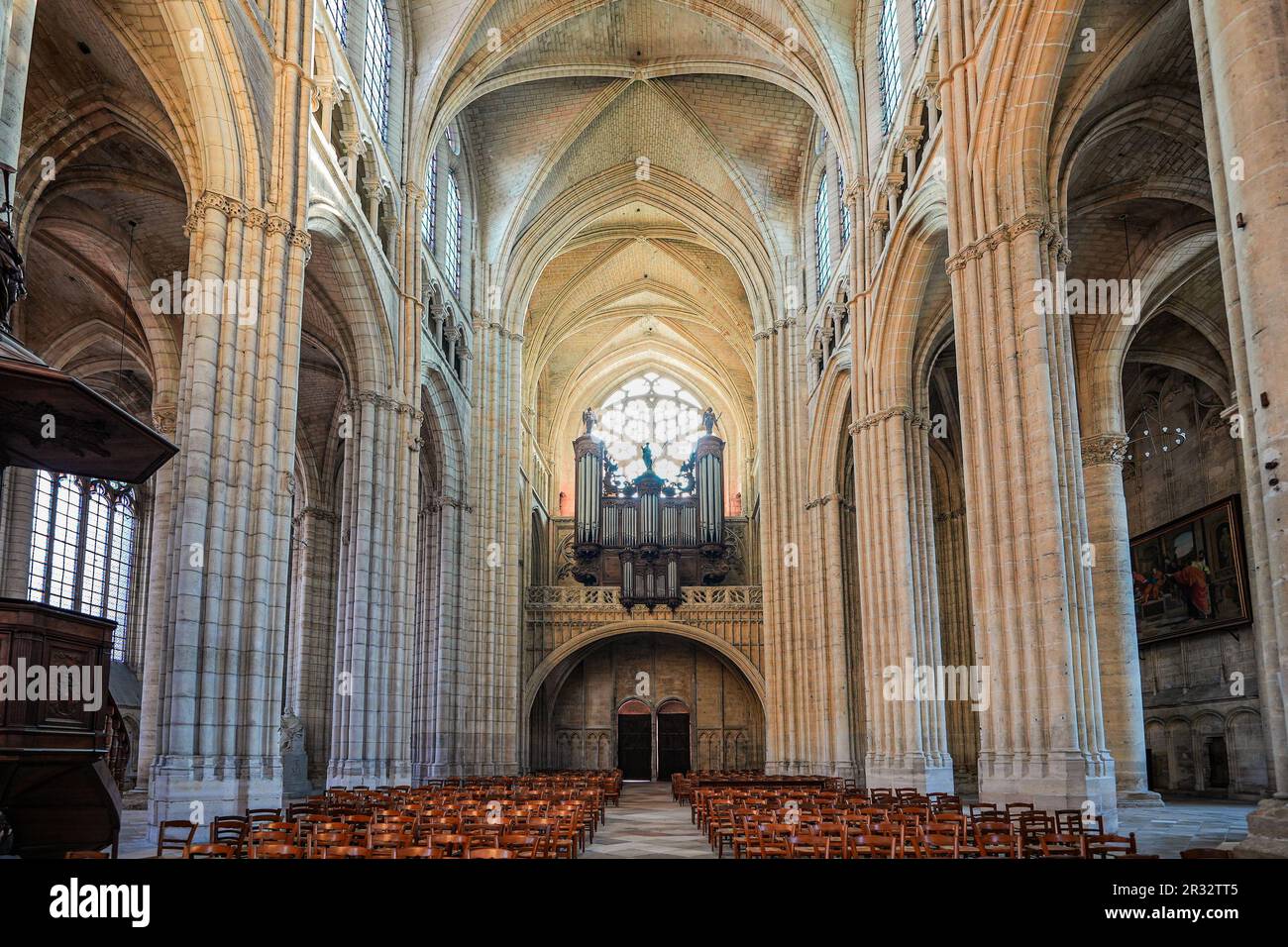 Schiff und Orgel der Kathedrale Saint Etienne von Meaux, einer römisch-katholischen Kirche im ...