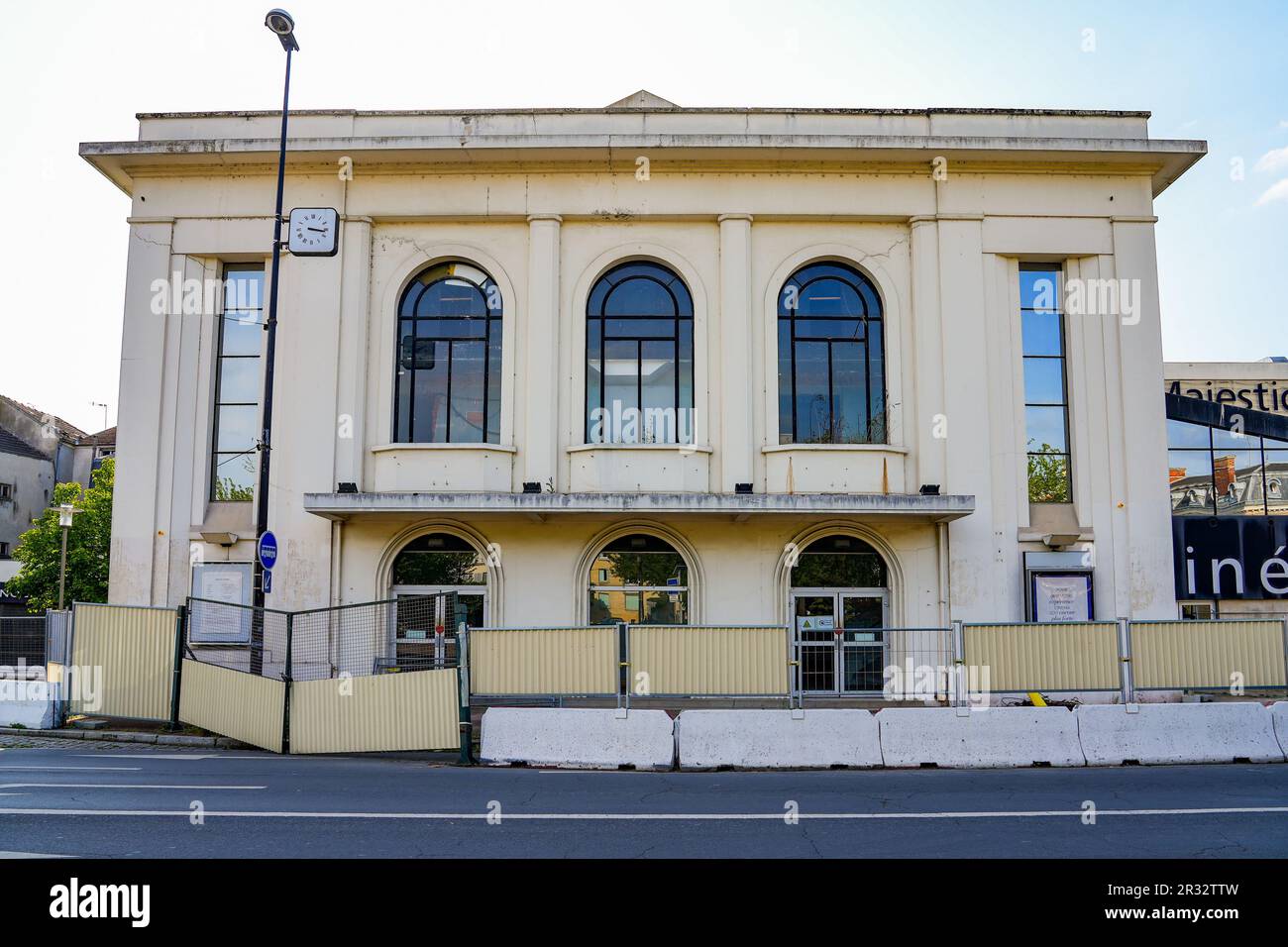 Meaux, Frankreich - 18. Mai 2023 : Fassade des ehemaligen historischen Theaters von Meaux in ...