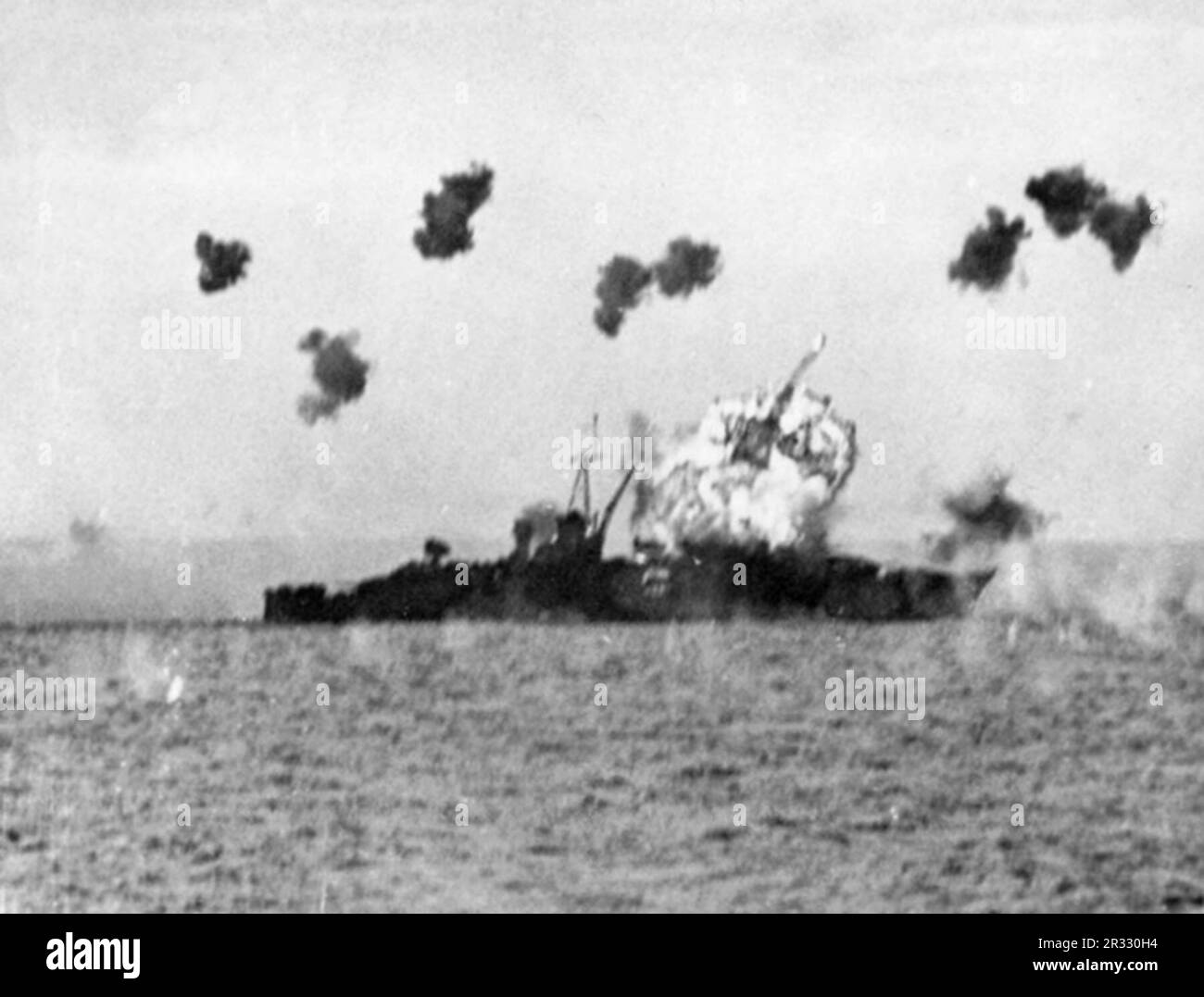 Die USA Der Navy Heavy Cruiser USS Louisville (CA-28) wird am 6. Januar ...