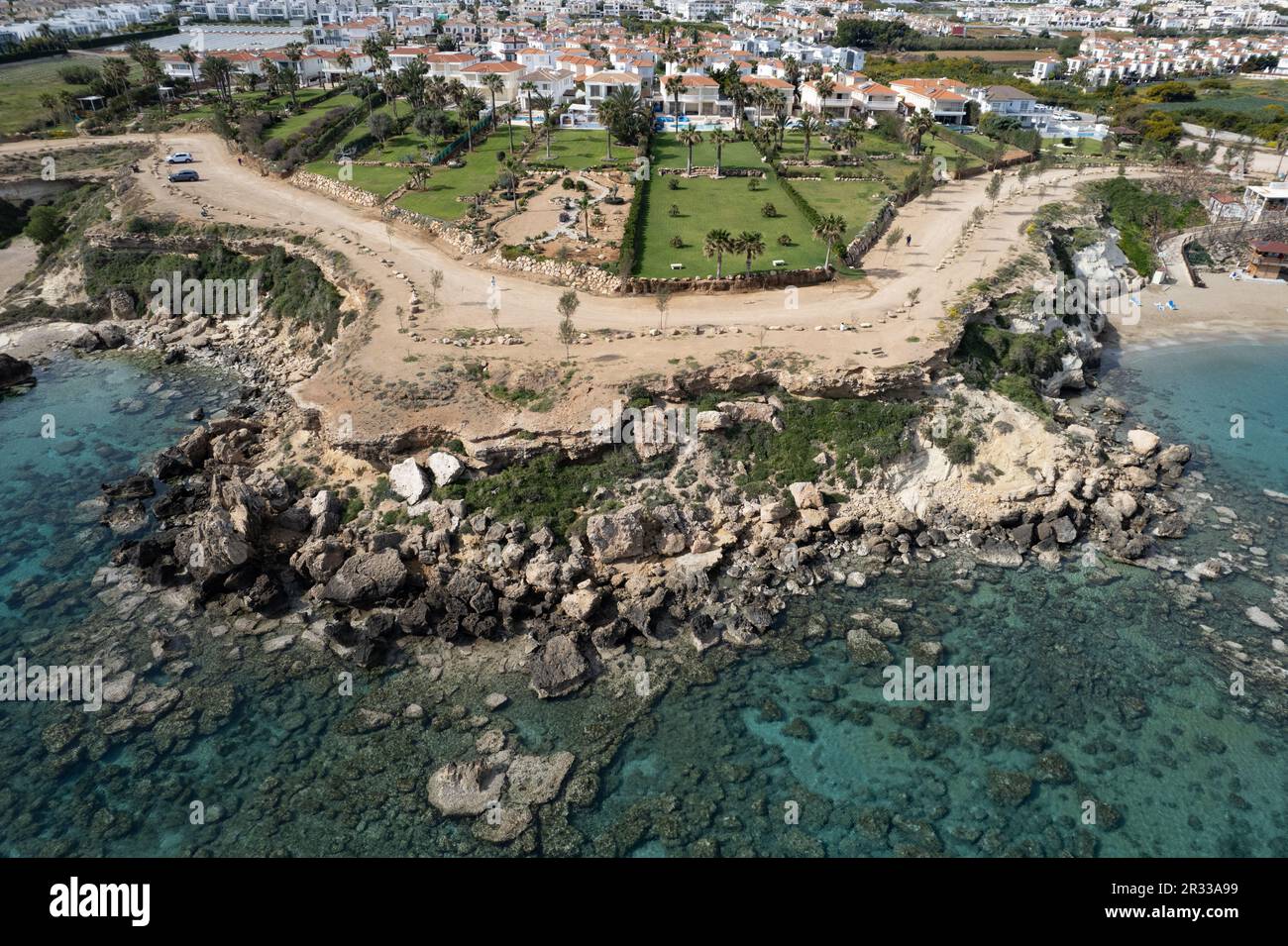 Drohnen aus einem Feriendorf mit Luxushäusern an einer idyllischen felsigen Küste. Sommerurlaub ...