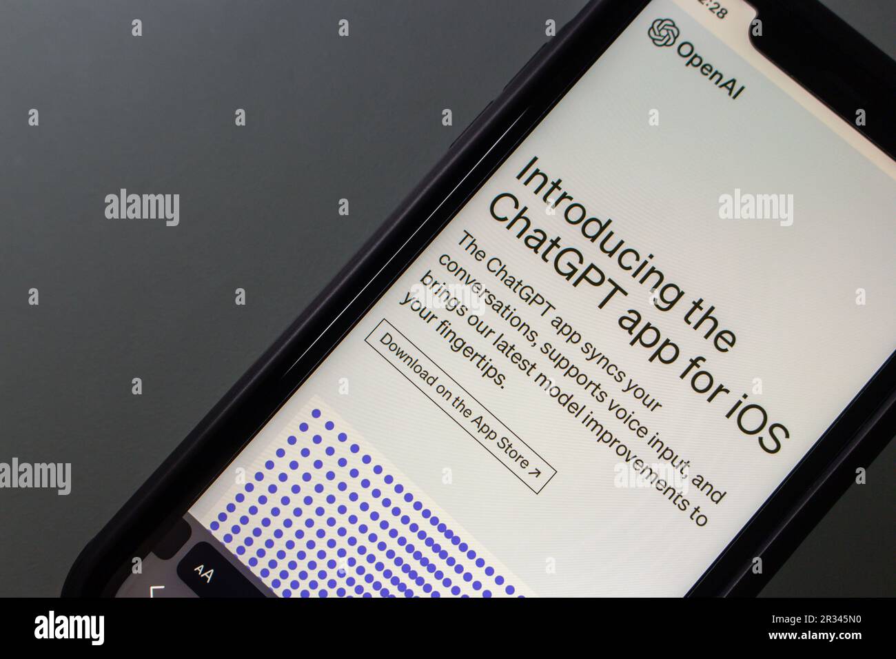 Website „Introducing the ChatGPT App for iOS“ auf einem iPhone. Im Mai ...