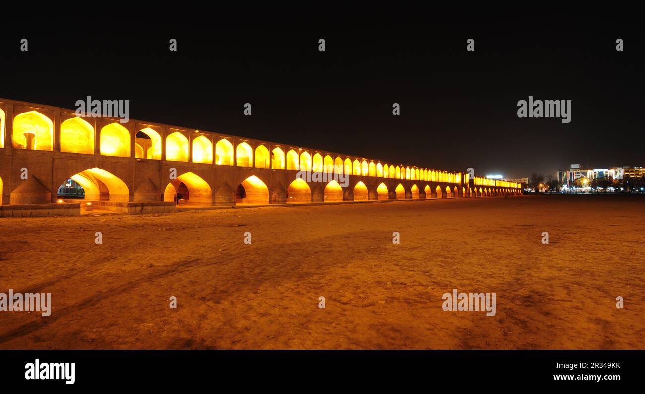 Die SI-o-se pol Bridge in Isfahan, Iran, wurde 1602 erbaut. Es hat 33 ...