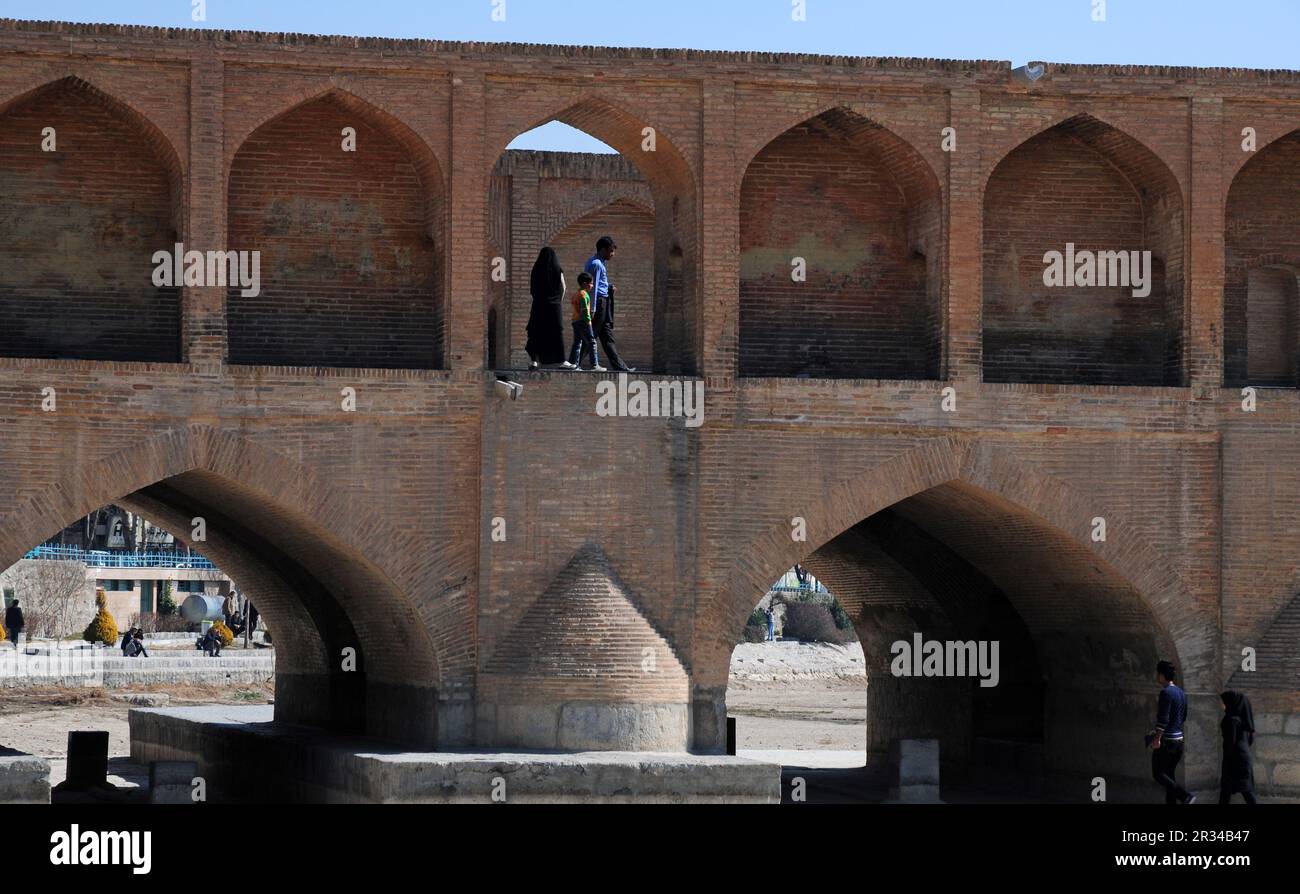 Die SI-o-se pol Bridge in Isfahan, Iran, wurde 1602 erbaut. Es hat 33 ...