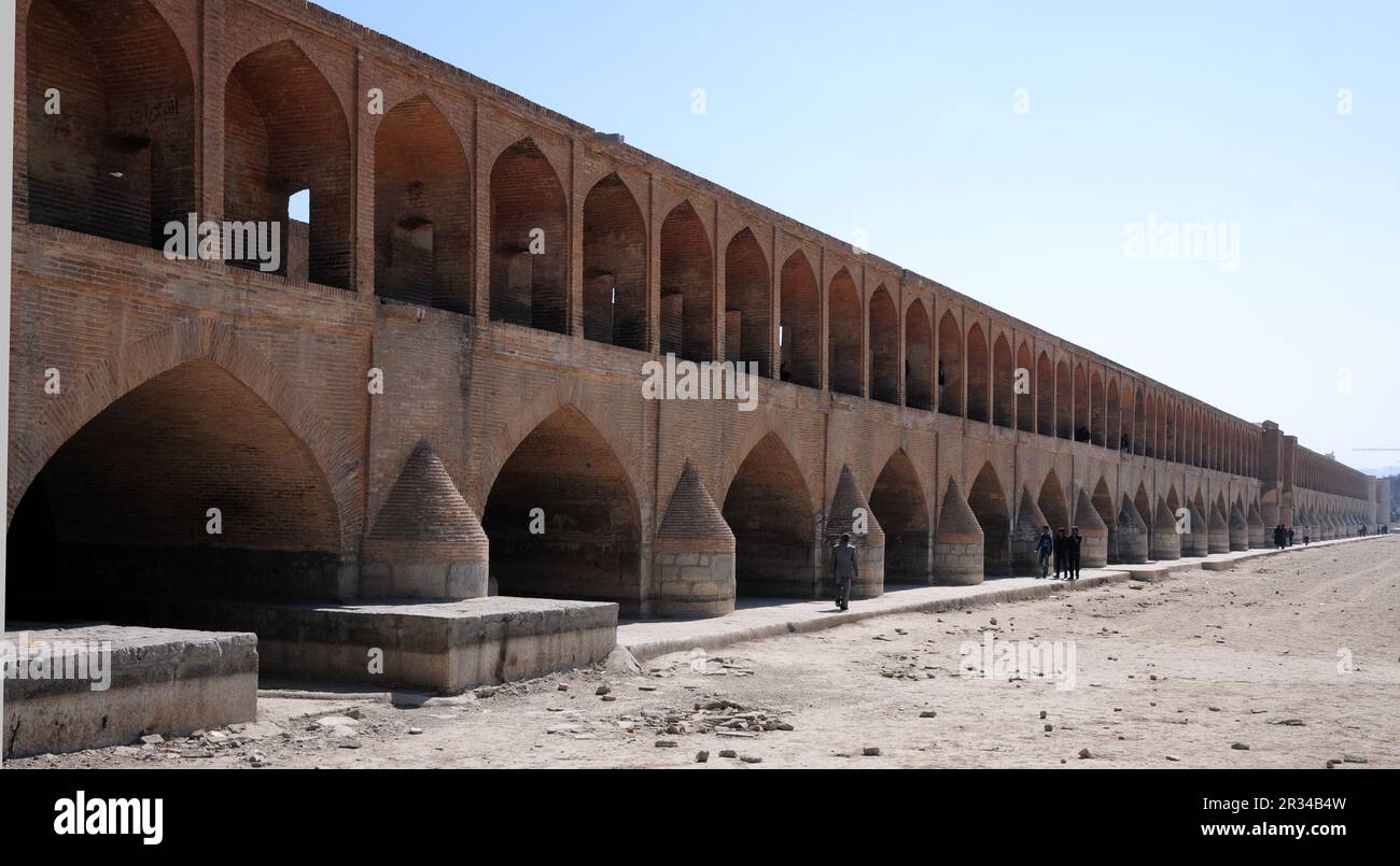 Die SI-o-se pol Bridge in Isfahan, Iran, wurde 1602 erbaut. Es hat 33 ...