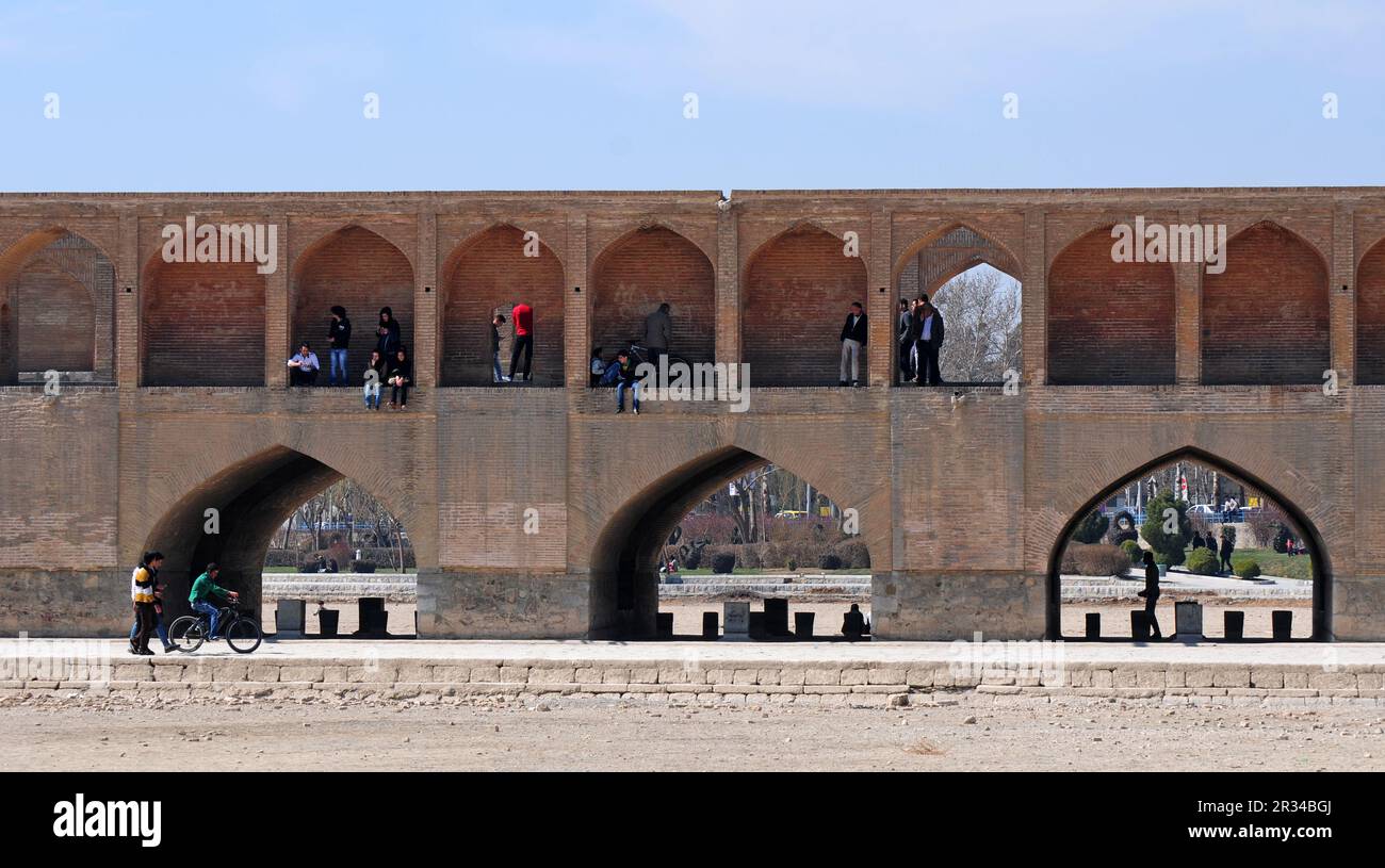 Die SI-o-se pol Bridge in Isfahan, Iran, wurde 1602 erbaut. Es hat 33 ...