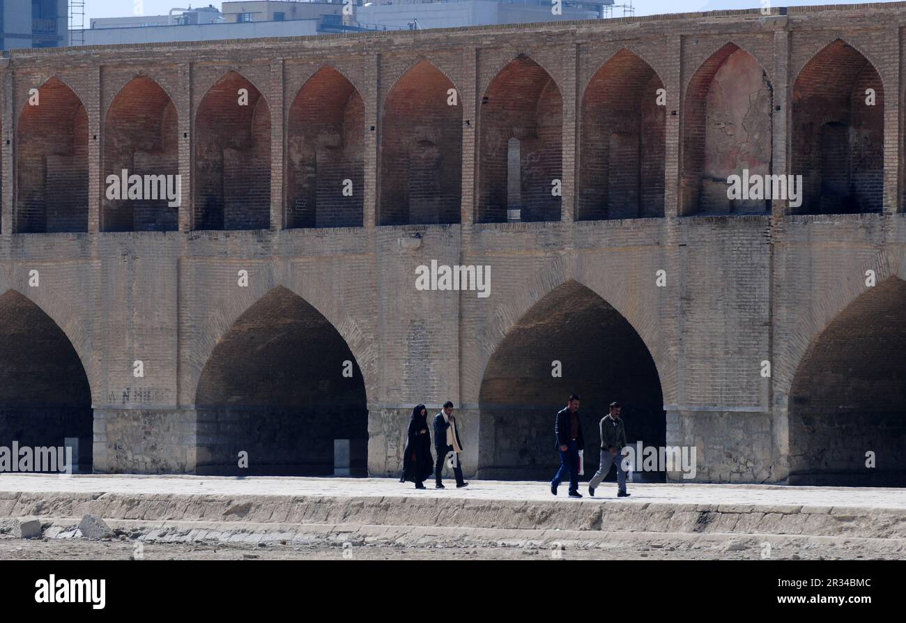 Die SI-o-se pol Bridge in Isfahan, Iran, wurde 1602 erbaut. Es hat 33 ...