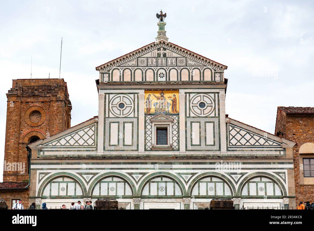 San Miniato al Monte ist eine Basilika in Florenz mit Blick auf die ...